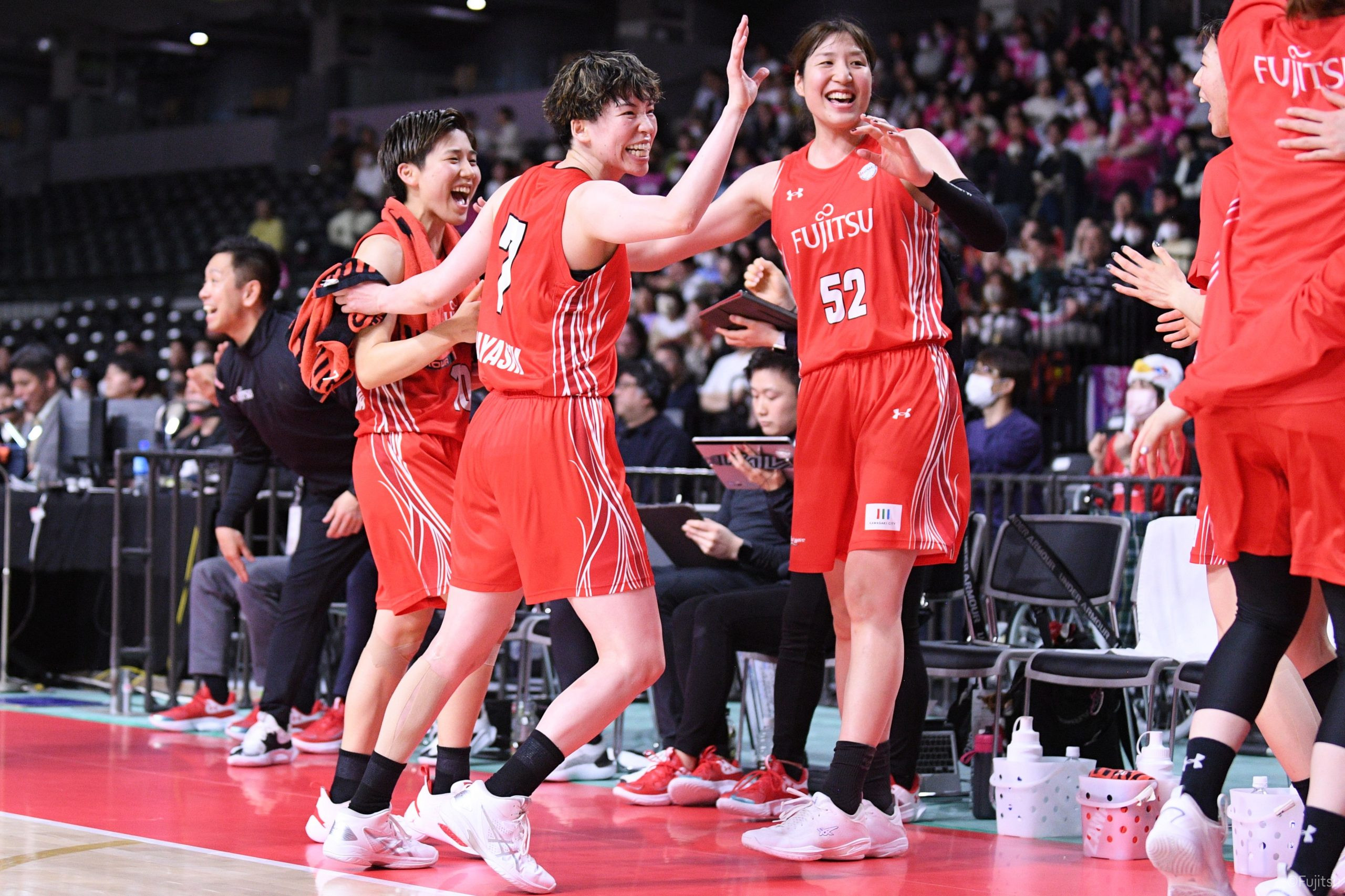 チームで勝ち取った2年ぶりのファイナル - レッドウェーブ - Fujitsu Sports : 富士通