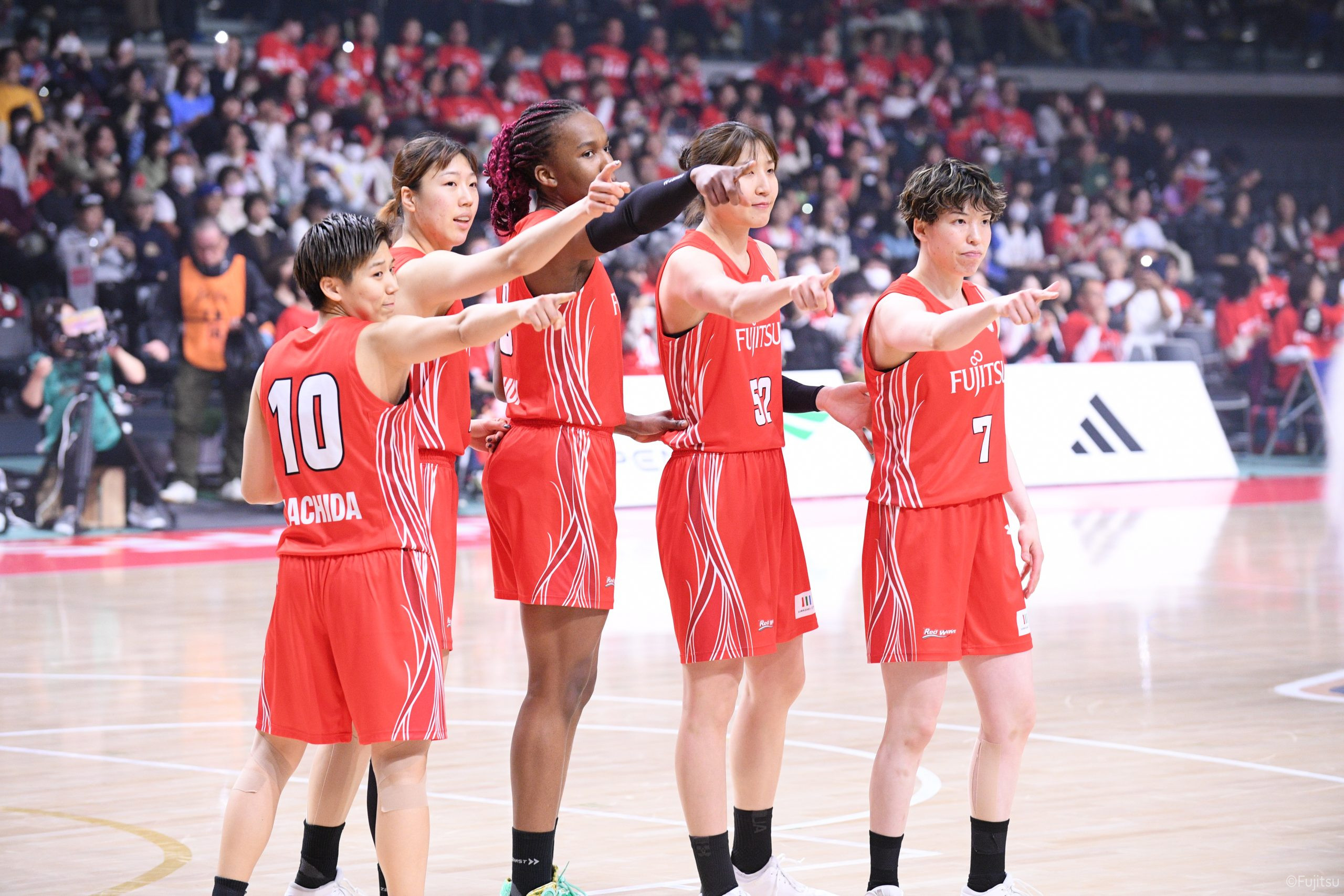 ファイナル先勝――今日よりも強い明日を - レッドウェーブ - Fujitsu Sports : 富士通